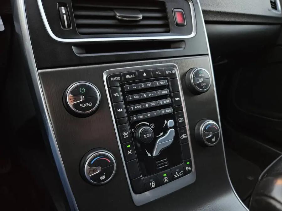 Melns Volvo V60 2012 Jēkabpils, ar dzinēja tilpumu 2.00 L un nobraukumu 281 tūkst. km par 4500 €, foto 12 vietnē AUTOMOTO.COM.LV