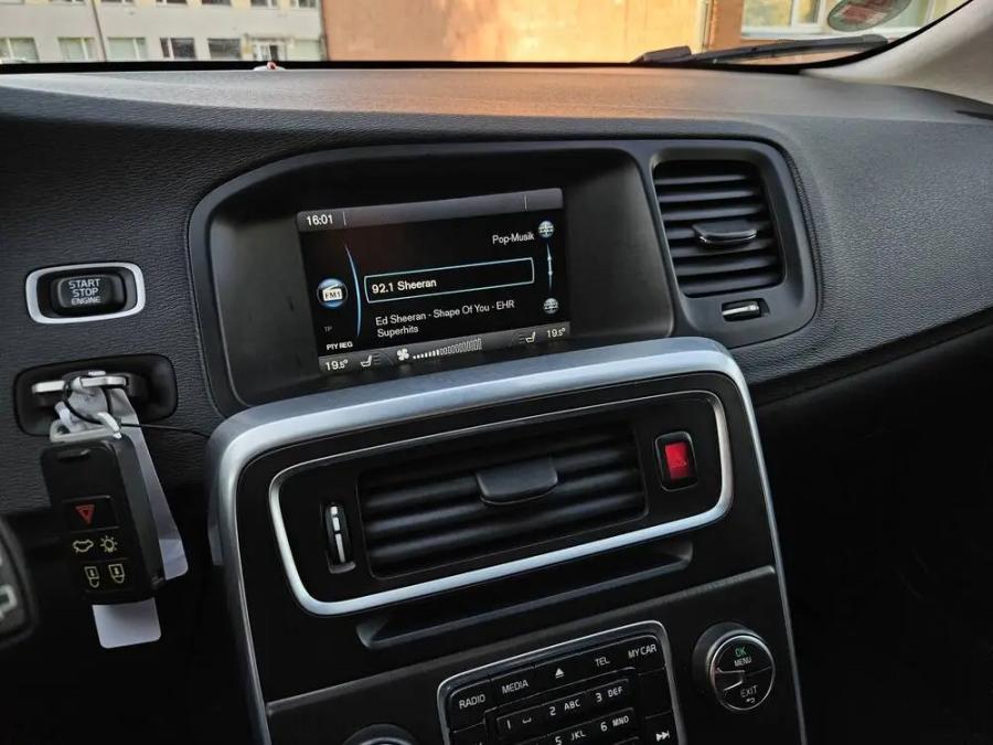 Melns Volvo V60 2012 Jēkabpils, ar dzinēja tilpumu 2.00 L un nobraukumu 281 tūkst. km par 4500 €, foto 14 vietnē AUTOMOTO.COM.LV