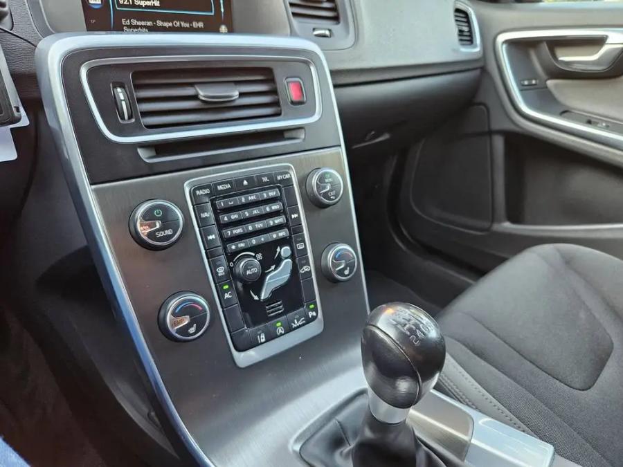 Melns Volvo V60 2012 Jēkabpils, ar dzinēja tilpumu 2.00 L un nobraukumu 281 tūkst. km par 4500 €, foto 16 vietnē AUTOMOTO.COM.LV
