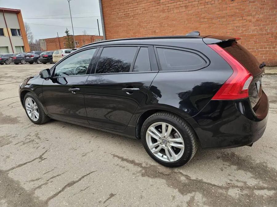 Melns Volvo V60 2012 Jēkabpils, ar dzinēja tilpumu 2.00 L un nobraukumu 281 tūkst. km par 4500 €, foto 23 vietnē AUTOMOTO.COM.LV