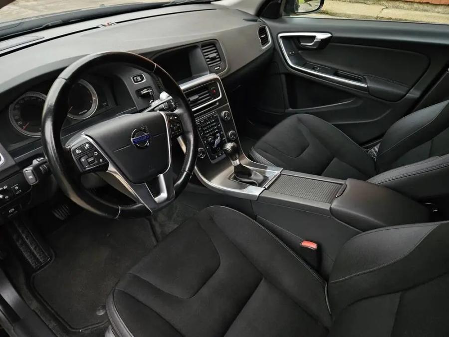 Melns Volvo V60 2012 Jēkabpils, ar dzinēja tilpumu 2.00 L un nobraukumu 281 tūkst. km par 4500 €, foto 25 vietnē AUTOMOTO.COM.LV