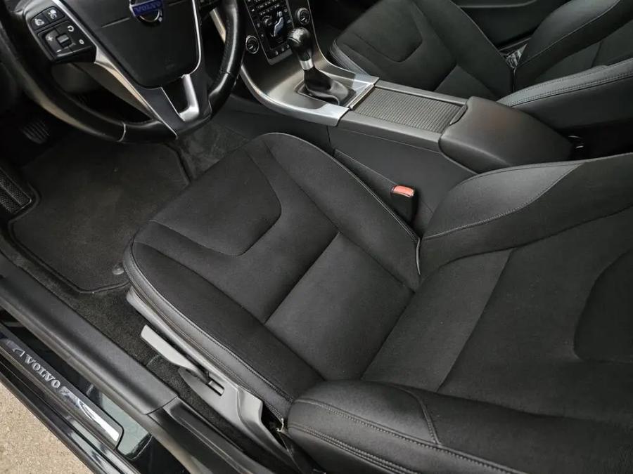 Melns Volvo V60 2012 Jēkabpils, ar dzinēja tilpumu 2.00 L un nobraukumu 281 tūkst. km par 4500 €, foto 26 vietnē AUTOMOTO.COM.LV