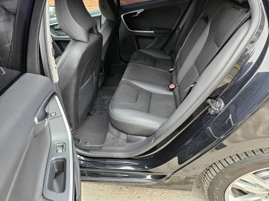 Melns Volvo V60 2012 Jēkabpils, ar dzinēja tilpumu 2.00 L un nobraukumu 281 tūkst. km par 4500 €, foto 28 vietnē AUTOMOTO.COM.LV