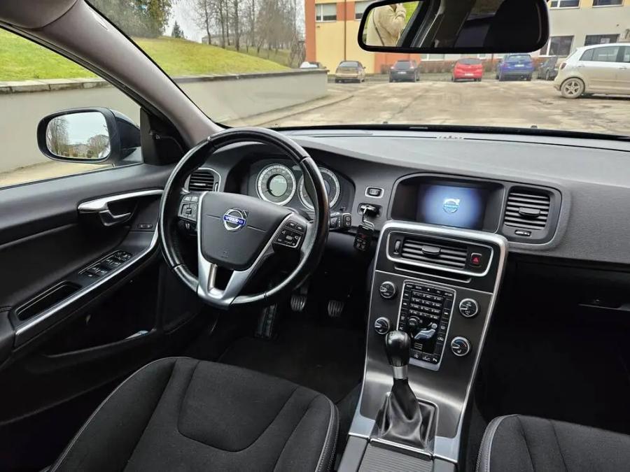 Melns Volvo V60 2012 Jēkabpils, ar dzinēja tilpumu 2.00 L un nobraukumu 281 tūkst. km par 4500 €, foto 30 vietnē AUTOMOTO.COM.LV