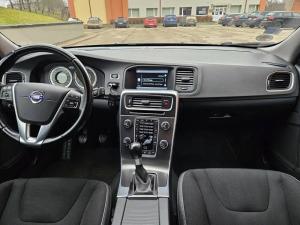 Melns Volvo V60 2012 Jēkabpils, ar dzinēja tilpumu 2.00 L un nobraukumu 281 tūkst. km par 4500 €, foto 31 vietnē AUTOMOTO.COM.LV