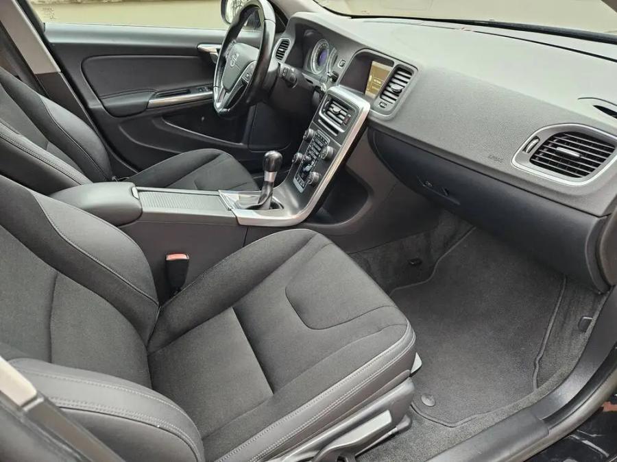 Melns Volvo V60 2012 Jēkabpils, ar dzinēja tilpumu 2.00 L un nobraukumu 281 tūkst. km par 4500 €, foto 32 vietnē AUTOMOTO.COM.LV