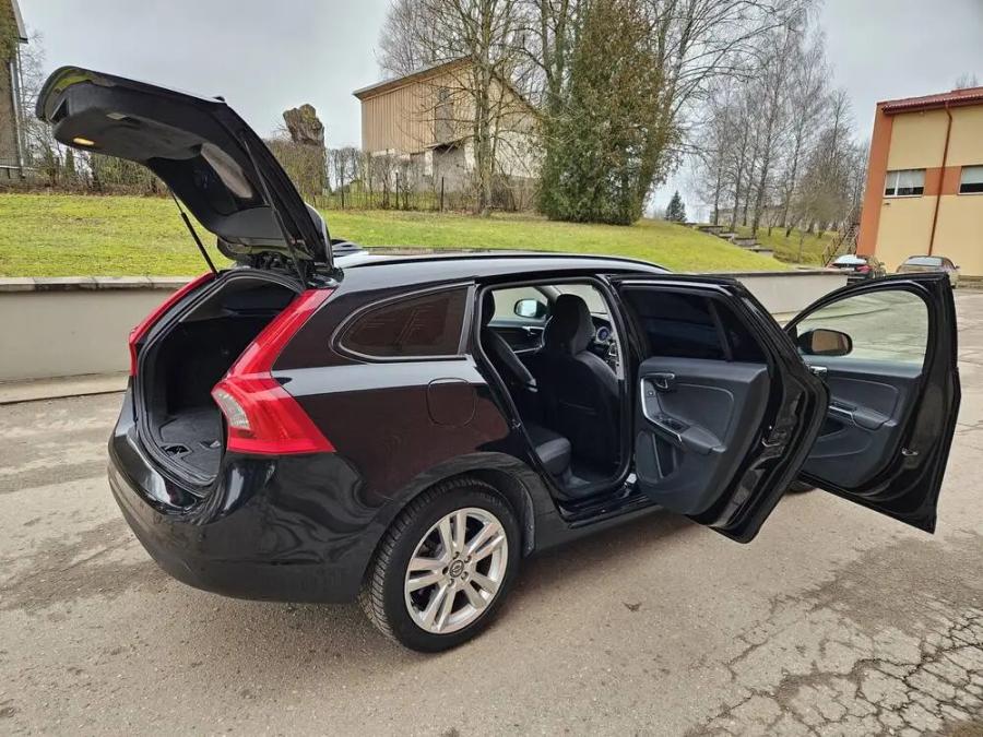 Melns Volvo V60 2012 Jēkabpils, ar dzinēja tilpumu 2.00 L un nobraukumu 281 tūkst. km par 4500 €, foto 33 vietnē AUTOMOTO.COM.LV