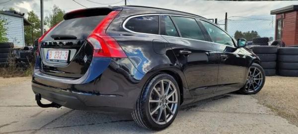 Black Volvo V60 2012 in Riga, with an engine capacity of 1.60 L and mileage of 238 thousand km for 8200 €, photo 6 on AUTOMOTO.COM.LV