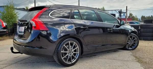 Black Volvo V60 2012 in Riga, with an engine capacity of 1.60 L and mileage of 238 thousand km for 8200 €, photo 7 on AUTOMOTO.COM.LV