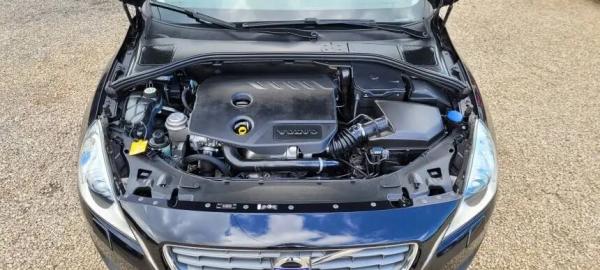 Black Volvo V60 2012 in Riga, with an engine capacity of 1.60 L and mileage of 238 thousand km for 8200 €, photo 9 on AUTOMOTO.COM.LV