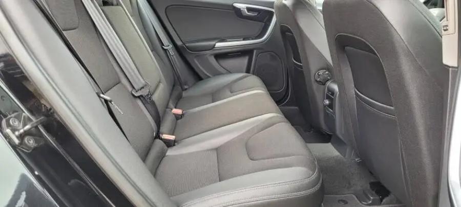 Melns Volvo V60 2012 Rīga, ar dzinēja tilpumu 1.60 L un nobraukumu 238 tūkst. km par 8200 €, foto 17 vietnē AUTOMOTO.COM.LV