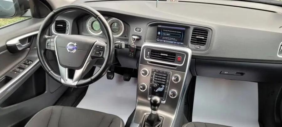 Melns Volvo V60 2012 Rīga, ar dzinēja tilpumu 1.60 L un nobraukumu 238 tūkst. km par 8200 €, foto 18 vietnē AUTOMOTO.COM.LV
