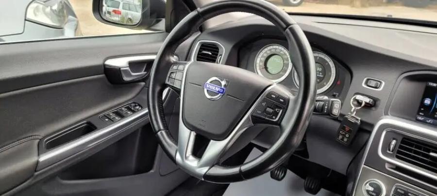 Melns Volvo V60 2012 Rīga, ar dzinēja tilpumu 1.60 L un nobraukumu 238 tūkst. km par 8200 €, foto 19 vietnē AUTOMOTO.COM.LV