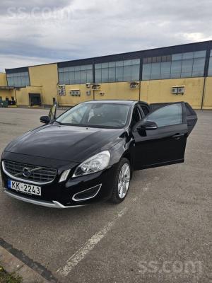 Black Volvo V60 2012 in Riga, with an engine capacity of 1.60 L and mileage of 330 thousand km for 4350 €, photo  on AUTOMOTO.COM.LV