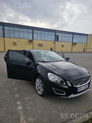 Black Volvo V60 2012 in Riga, with an engine capacity of 1.60 L and mileage of 330 thousand km for 4350 €, photo 3 on AUTOMOTO.COM.LV