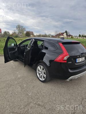 Black Volvo V60 2012 in Riga, with an engine capacity of 1.60 L and mileage of 330 thousand km for 4350 €, photo 4 on AUTOMOTO.COM.LV