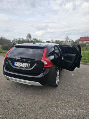 Black Volvo V60 2012 in Riga, with an engine capacity of 1.60 L and mileage of 330 thousand km for 4350 €, photo 5 on AUTOMOTO.COM.LV