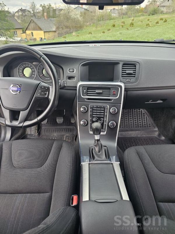 Black Volvo V60 2012 in Riga, with an engine capacity of 1.60 L and mileage of 330 thousand km for 4350 €, photo 5 on AUTOMOTO.COM.LV