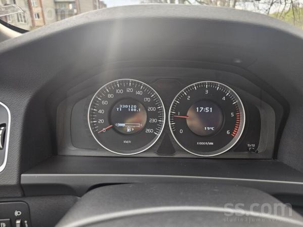 Black Volvo V60 2012 in Riga, with an engine capacity of 1.60 L and mileage of 330 thousand km for 4350 €, photo 8 on AUTOMOTO.COM.LV