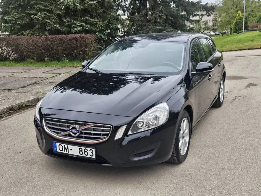 Black Volvo V60 2012 in Jekabpils, with an engine capacity of 1.60 L and mileage of 225 thousand km for 6390 €, photo 3 on AUTOMOTO.COM.LV