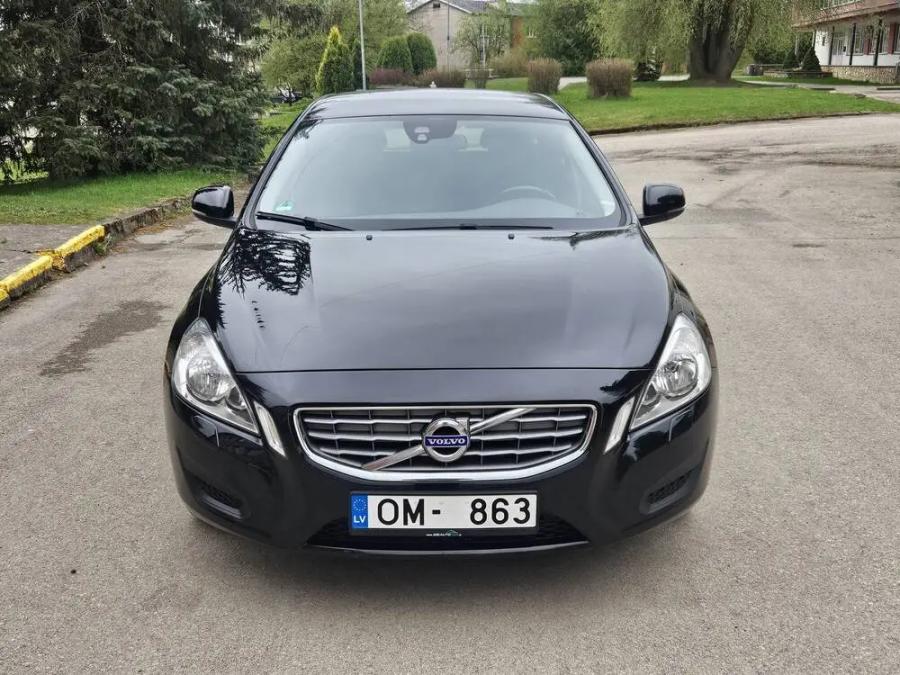Black Volvo V60 2012 in Jekabpils, with an engine capacity of 1.60 L and mileage of 225 thousand km for 6390 €, photo 4 on AUTOMOTO.COM.LV