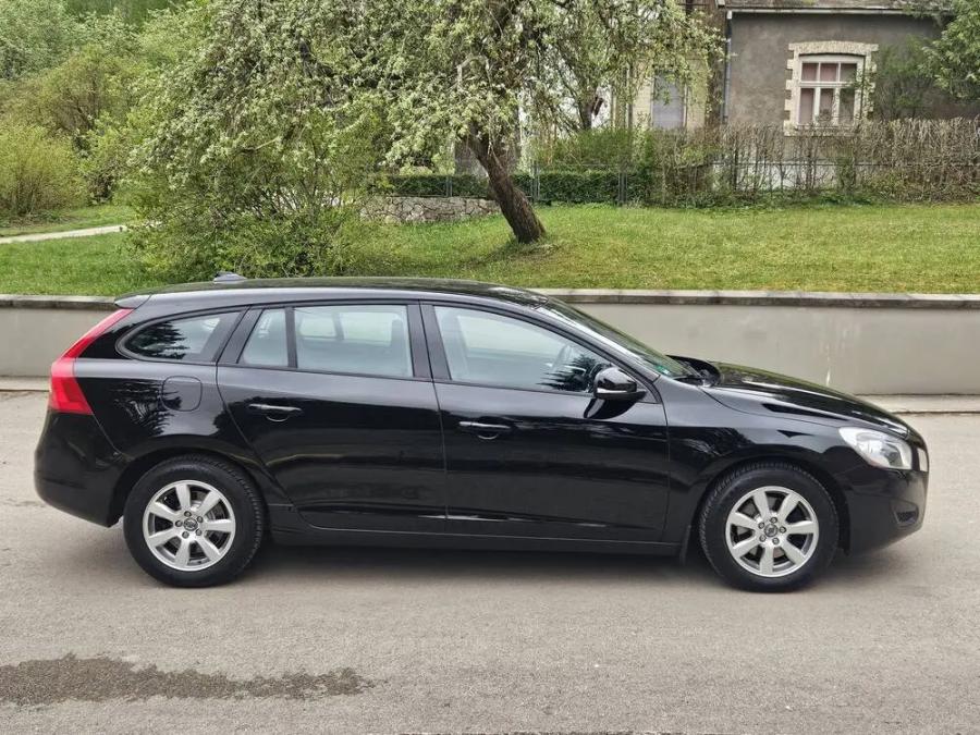 Black Volvo V60 2012 in Jekabpils, with an engine capacity of 1.60 L and mileage of 225 thousand km for 6390 €, photo 6 on AUTOMOTO.COM.LV