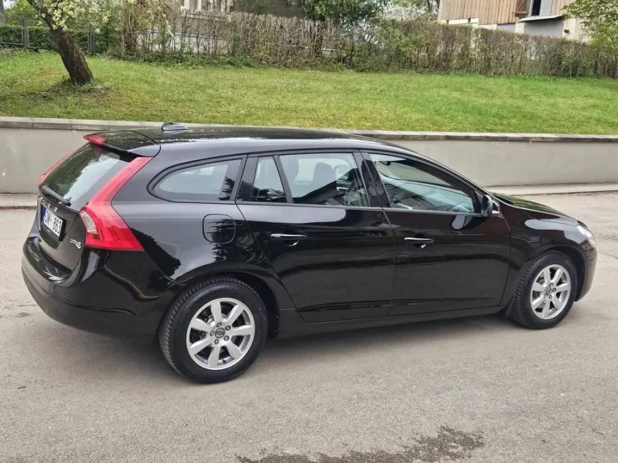 Black Volvo V60 2012 in Jekabpils, with an engine capacity of 1.60 L and mileage of 225 thousand km for 6390 €, photo 7 on AUTOMOTO.COM.LV