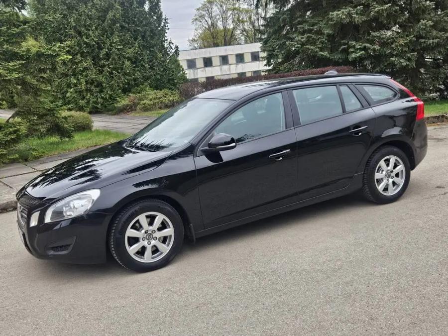 Black Volvo V60 2012 in Jekabpils, with an engine capacity of 1.60 L and mileage of 225 thousand km for 6390 €, photo 14 on AUTOMOTO.COM.LV