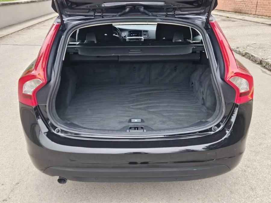 Black Volvo V60 2012 in Jekabpils, with an engine capacity of 1.60 L and mileage of 225 thousand km for 6390 €, photo 19 on AUTOMOTO.COM.LV