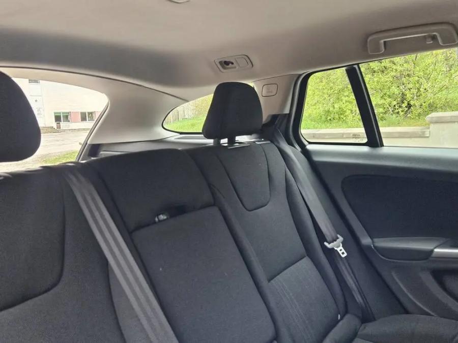 Black Volvo V60 2012 in Jekabpils, with an engine capacity of 1.60 L and mileage of 225 thousand km for 6390 €, photo 21 on AUTOMOTO.COM.LV