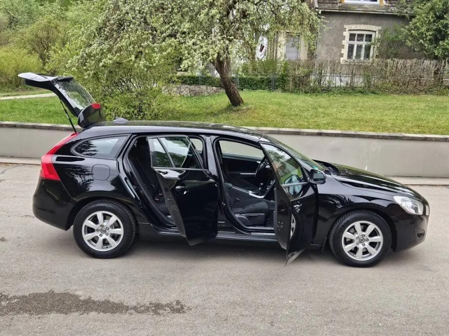 Black Volvo V60 2012 in Jekabpils, with an engine capacity of 1.60 L and mileage of 225 thousand km for 6390 €, photo 24 on AUTOMOTO.COM.LV