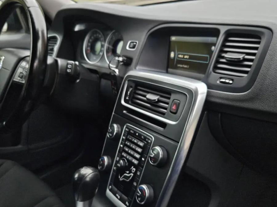Black Volvo V60 2012 in Jekabpils, with an engine capacity of 1.60 L and mileage of 225 thousand km for 6390 €, photo 25 on AUTOMOTO.COM.LV