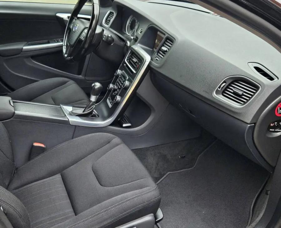 Black Volvo V60 2012 in Jekabpils, with an engine capacity of 1.60 L and mileage of 225 thousand km for 6390 €, photo 27 on AUTOMOTO.COM.LV
