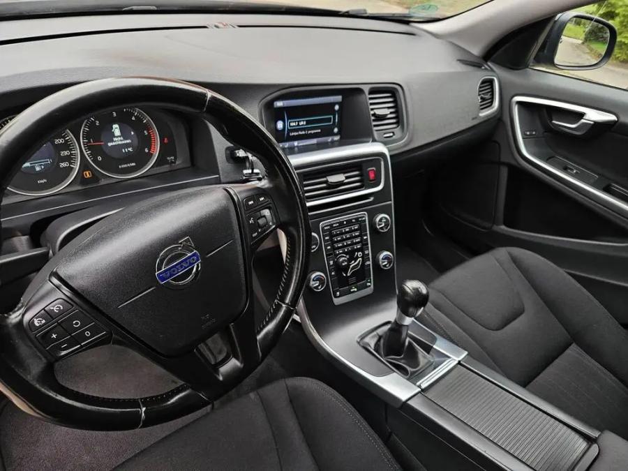 Black Volvo V60 2012 in Jekabpils, with an engine capacity of 1.60 L and mileage of 225 thousand km for 6390 €, photo 29 on AUTOMOTO.COM.LV