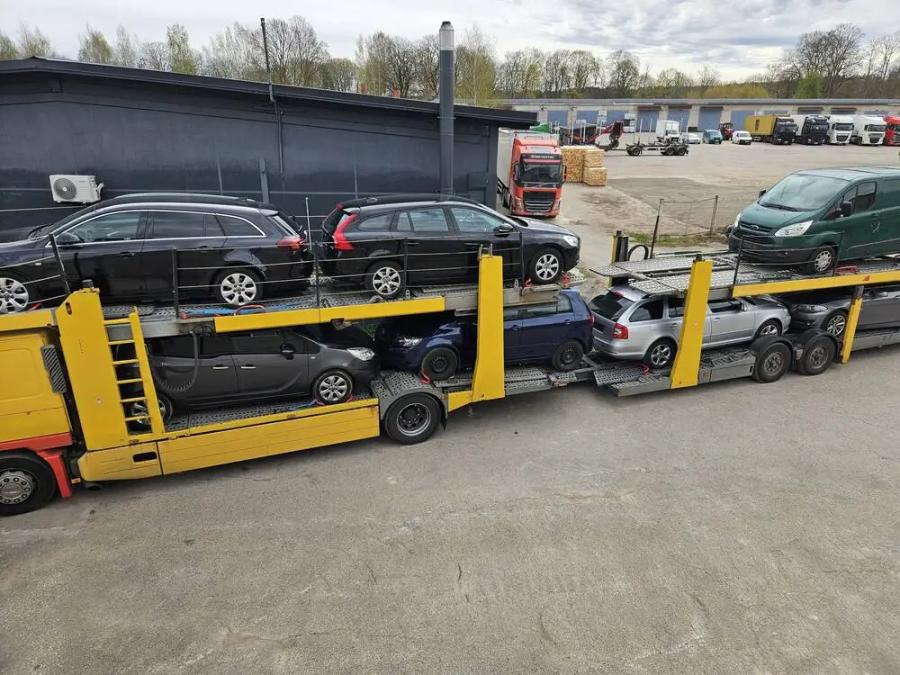 Black Volvo V60 2012 in Jekabpils, with an engine capacity of 1.60 L and mileage of 225 thousand km for 6390 €, photo 33 on AUTOMOTO.COM.LV