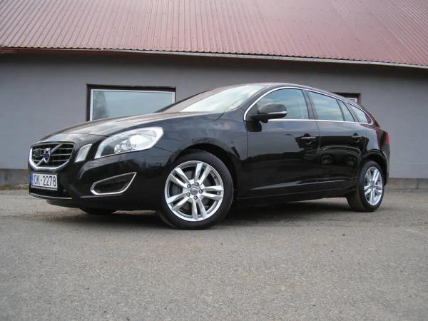 Melns Volvo V60 2012 Sigulda, ar dzinēja tilpumu 2.40 L un nobraukumu 228 tūkst. km par 7350 €, foto 1 vietnē AUTOMOTO.COM.LV