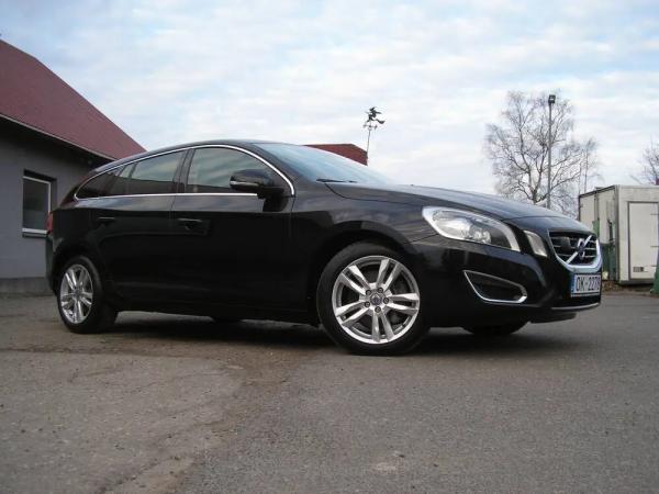Melns Volvo V60 2012 Sigulda, ar dzinēja tilpumu 2.40 L un nobraukumu 228 tūkst. km par 7350 €, foto 2 vietnē AUTOMOTO.COM.LV