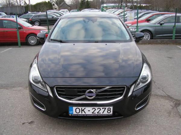 Melns Volvo V60 2012 Sigulda, ar dzinēja tilpumu 2.40 L un nobraukumu 228 tūkst. km par 7350 €, foto 5 vietnē AUTOMOTO.COM.LV