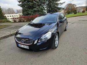 Black Volvo V60 2012 in Jekabpils, with an engine capacity of 2.00 L and mileage of 261 thousand km for 6990 €, photo 3 on AUTOMOTO.COM.LV