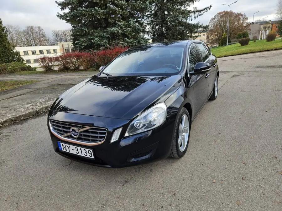 Black Volvo V60 2012 in Jekabpils, with an engine capacity of 2.00 L and mileage of 261 thousand km for 6990 €, photo 3 on AUTOMOTO.COM.LV