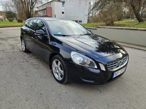 Black Volvo V60 2012 in Jekabpils, with an engine capacity of 2.00 L and mileage of 261 thousand km for 6990 €, photo 5 on AUTOMOTO.COM.LV