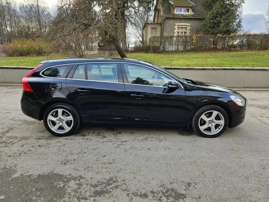 Black Volvo V60 2012 in Jekabpils, with an engine capacity of 2.00 L and mileage of 261 thousand km for 6990 €, photo 7 on AUTOMOTO.COM.LV