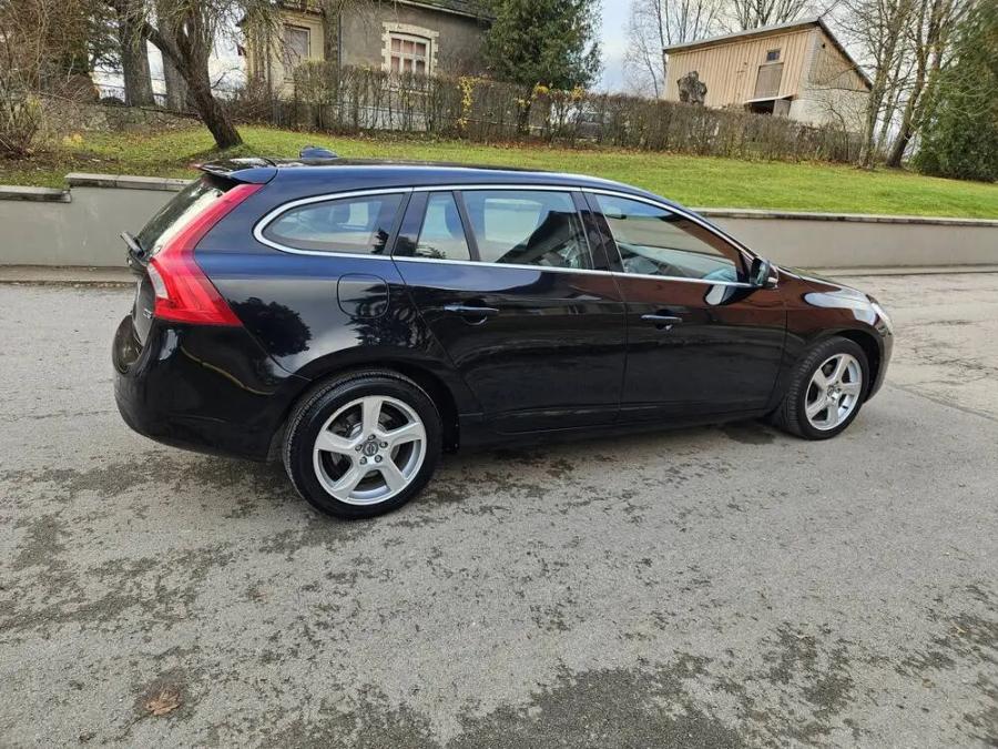 Black Volvo V60 2012 in Jekabpils, with an engine capacity of 2.00 L and mileage of 261 thousand km for 6990 €, photo 8 on AUTOMOTO.COM.LV