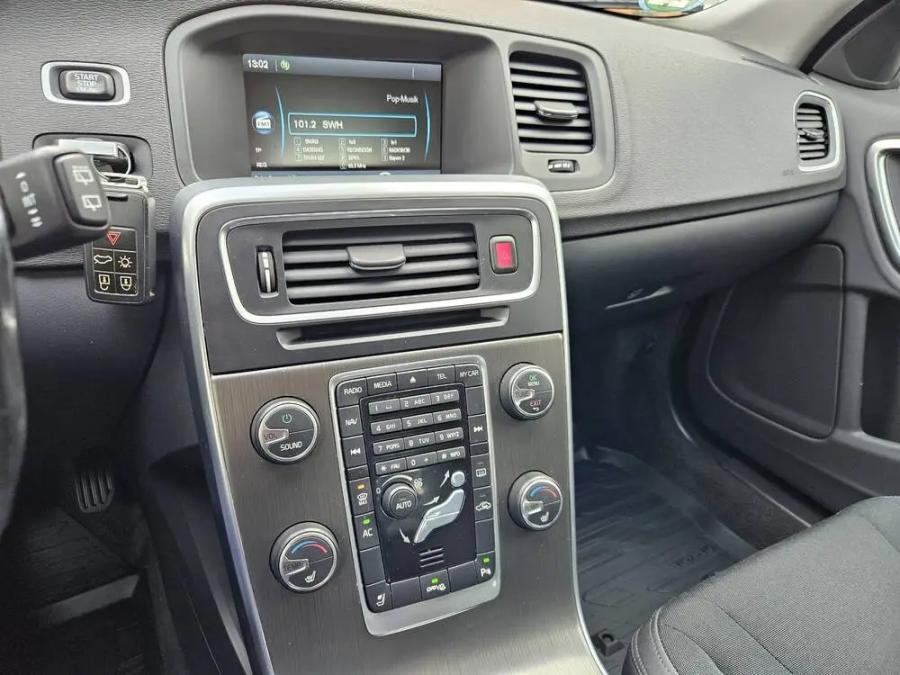 Black Volvo V60 2012 in Jekabpils, with an engine capacity of 2.00 L and mileage of 261 thousand km for 6990 €, photo 12 on AUTOMOTO.COM.LV