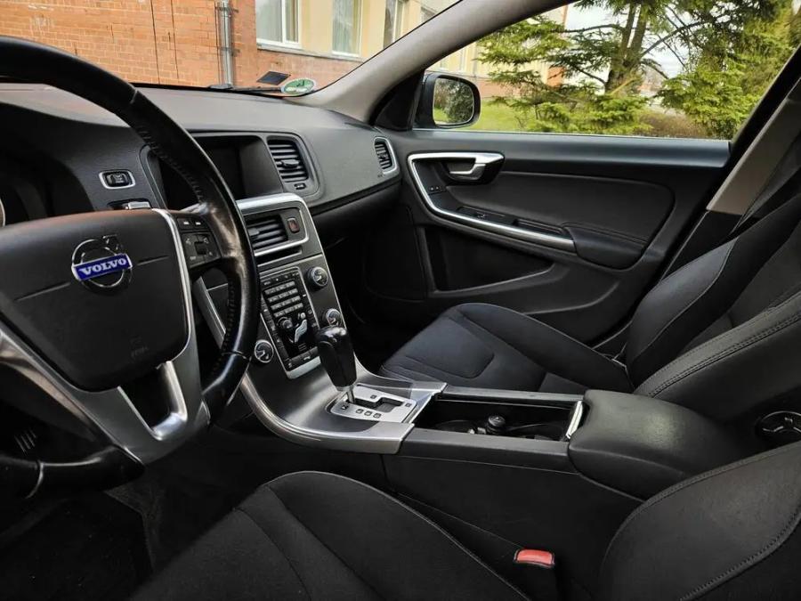 Black Volvo V60 2012 in Jekabpils, with an engine capacity of 2.00 L and mileage of 261 thousand km for 6990 €, photo 13 on AUTOMOTO.COM.LV