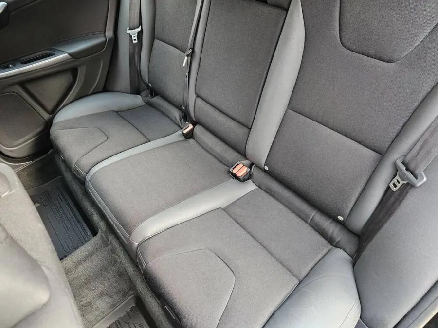 Black Volvo V60 2012 in Jekabpils, with an engine capacity of 2.00 L and mileage of 261 thousand km for 6990 €, photo 14 on AUTOMOTO.COM.LV