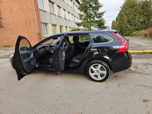 Black Volvo V60 2012 in Jekabpils, with an engine capacity of 2.00 L and mileage of 261 thousand km for 6990 €, photo 15 on AUTOMOTO.COM.LV