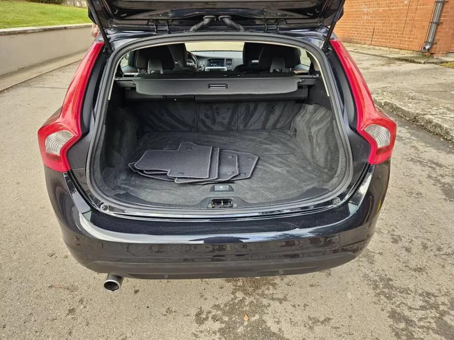 Black Volvo V60 2012 in Jekabpils, with an engine capacity of 2.00 L and mileage of 261 thousand km for 6990 €, photo 16 on AUTOMOTO.COM.LV