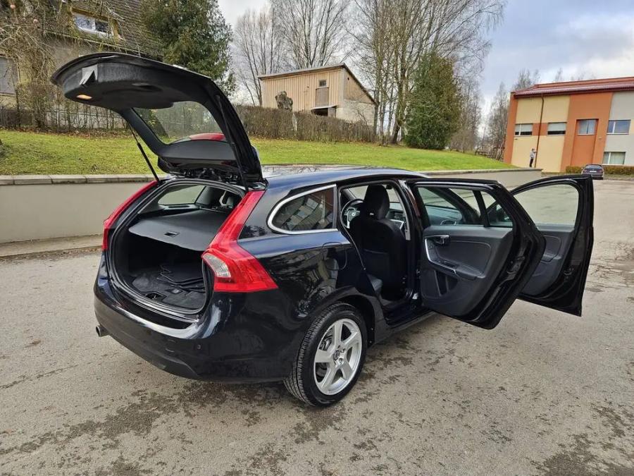 Black Volvo V60 2012 in Jekabpils, with an engine capacity of 2.00 L and mileage of 261 thousand km for 6990 €, photo 18 on AUTOMOTO.COM.LV