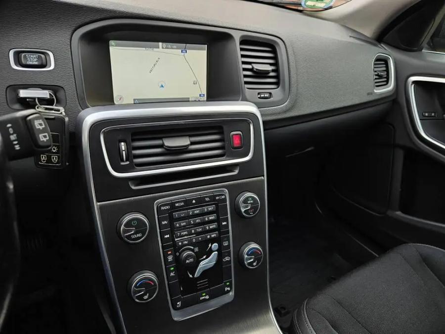 Black Volvo V60 2012 in Jekabpils, with an engine capacity of 2.00 L and mileage of 261 thousand km for 6990 €, photo 21 on AUTOMOTO.COM.LV